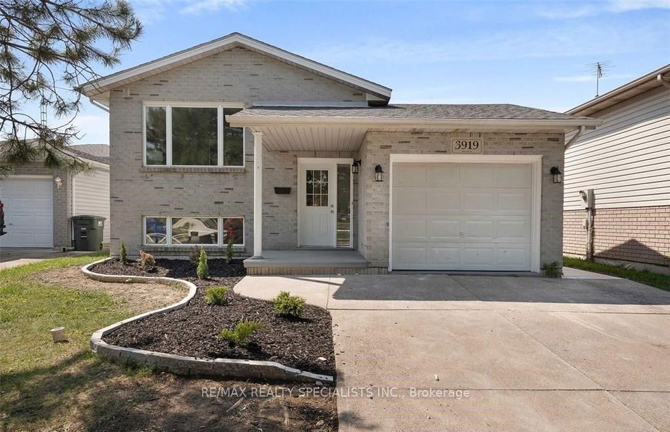 3919 Maple Leaf Crescent, Windsor